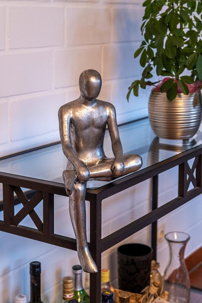 Sitzender Mann Silberfarben – IDYL